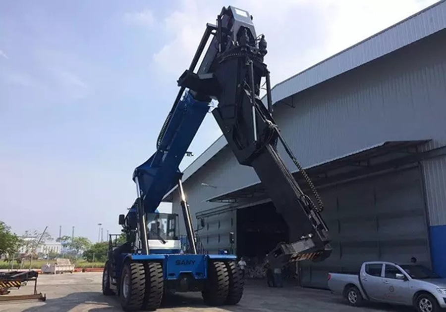 SANY Delivers First Reach Stacker with Tilting Spreader to the Port ...
