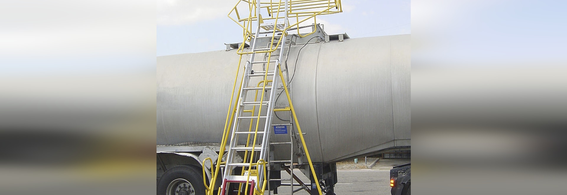 The safety mobile ladder guarantees safe access on top of tankers and ...