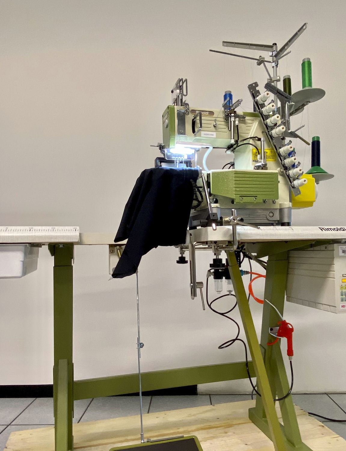 Máquina de costura overlock com braço cilíndrico - R 2604 - RIMOLDI ...