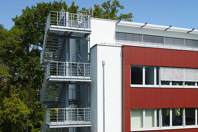 Escada fixa reta - Meiser - metálica / com corrimão de segurança