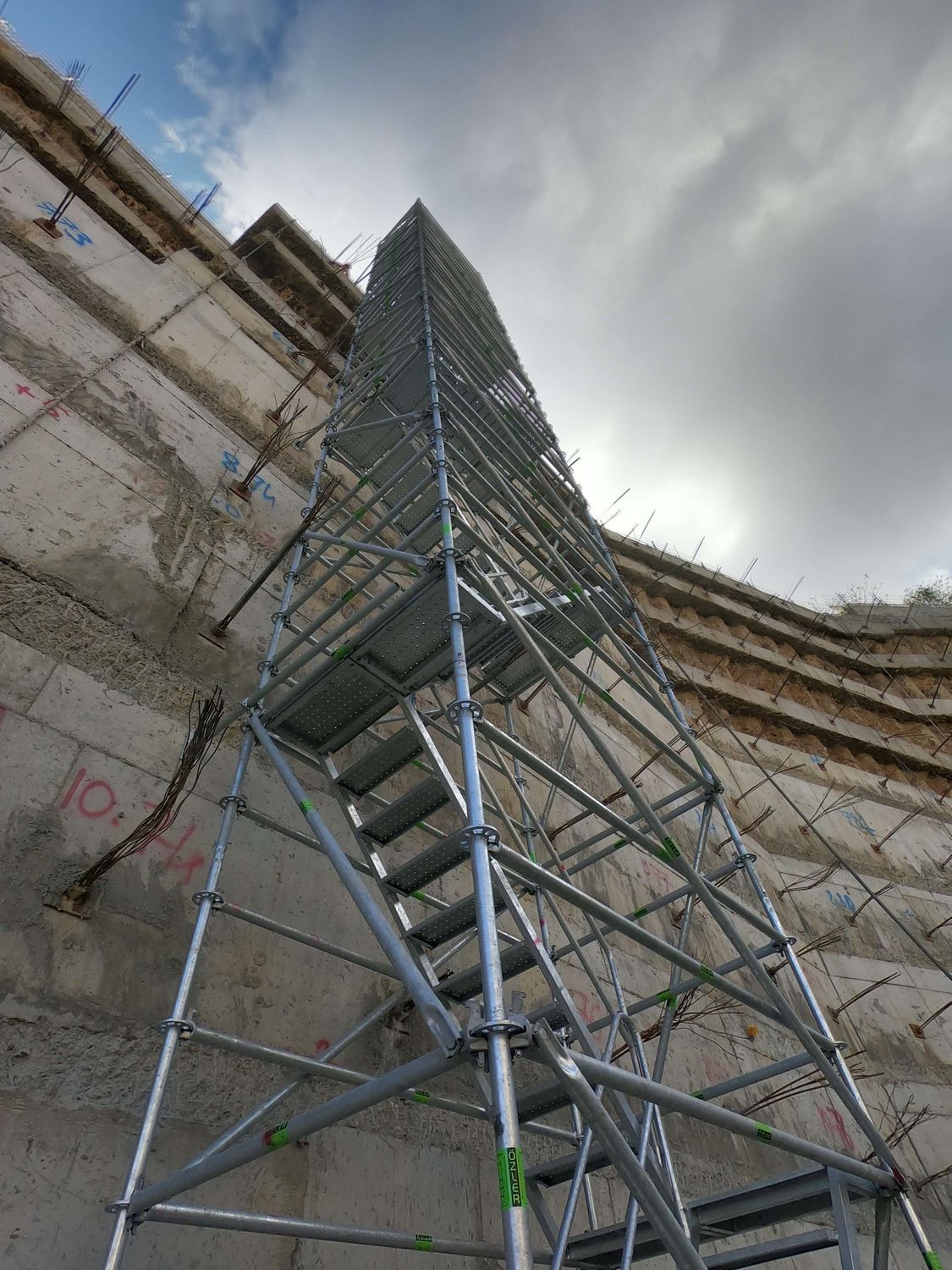 Escada fixa reta - UNISCAFF - OZLER FORMWORK AND SCAFFOLDING SYSTEMS ...