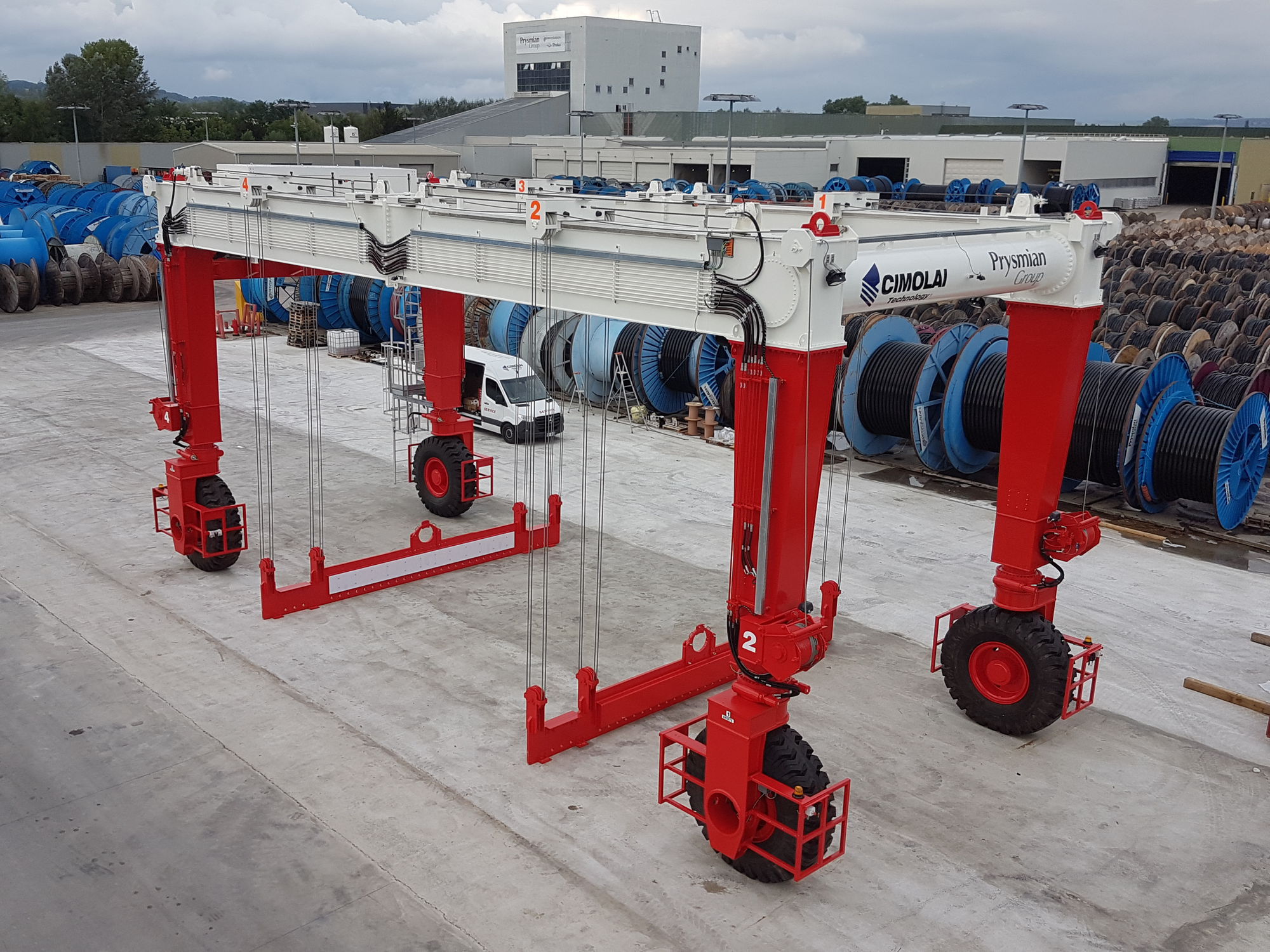 Transportador de contêineres "straddle carrier" para infraestruturas ...