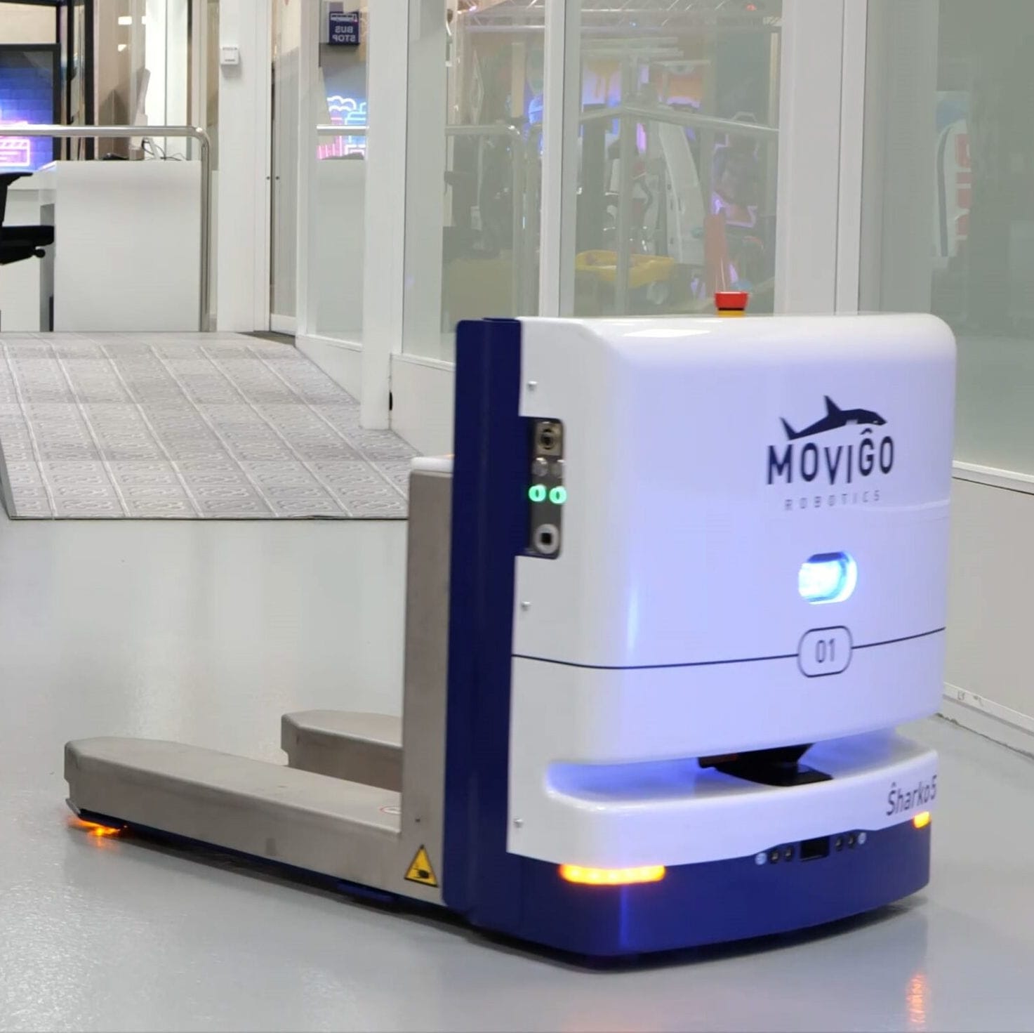 Robô móvel autônomo (AMR) de transporte - Ŝharko5 - MoviGo Robotics bv ...