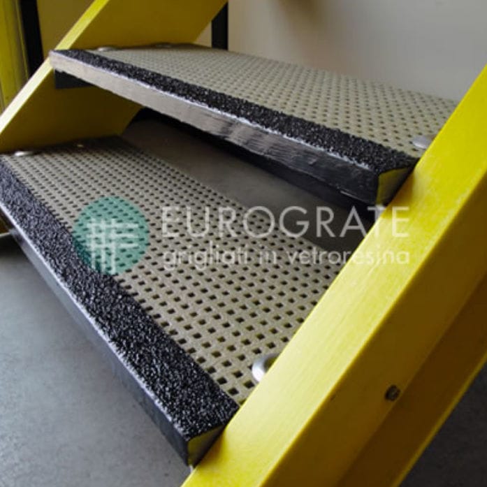 Degrau de escada em compósito PRFV - Eurotred® - EUROGRATE GRP GRATING ...